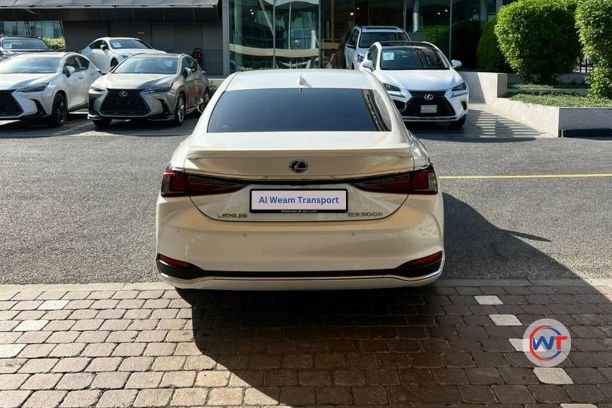 Rent A Lexus Sedan Car in Dubai: 4 Seater Car Rental