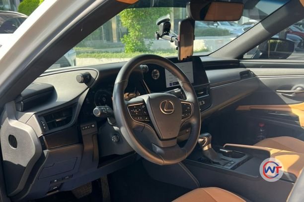 Rent A Lexus Sedan Car in Dubai: 4 Seater Car Rental
