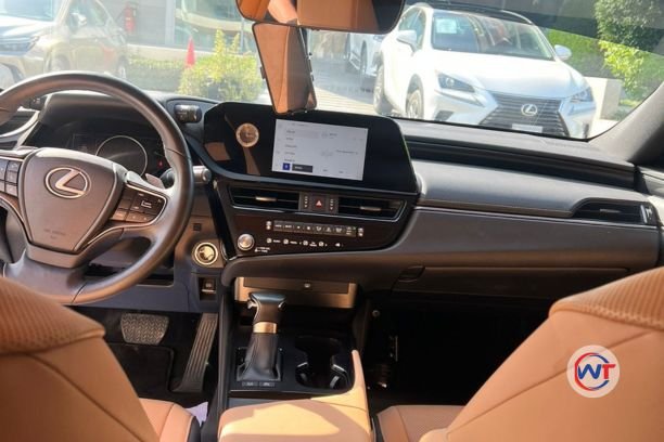 Rent A Lexus Sedan Car in Dubai: 4 Seater Car Rental